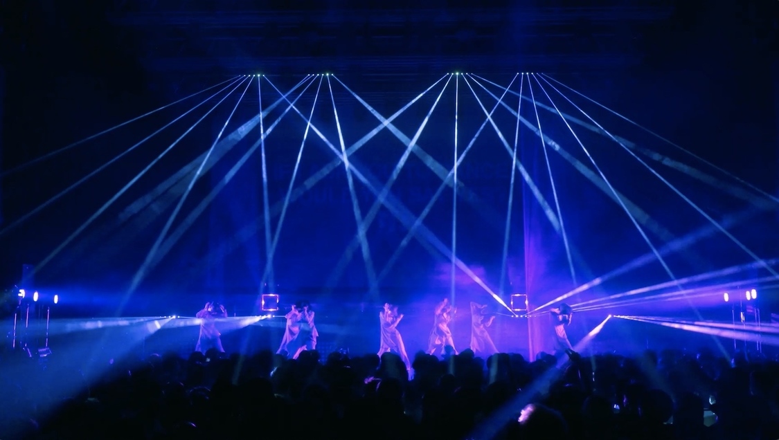 📸 画像:「メトロノーム」ライブ映像より|exwhyz、アユニ・dが参加したzepp Haneda Tokyo 公演より「メトロノーム」ライブ