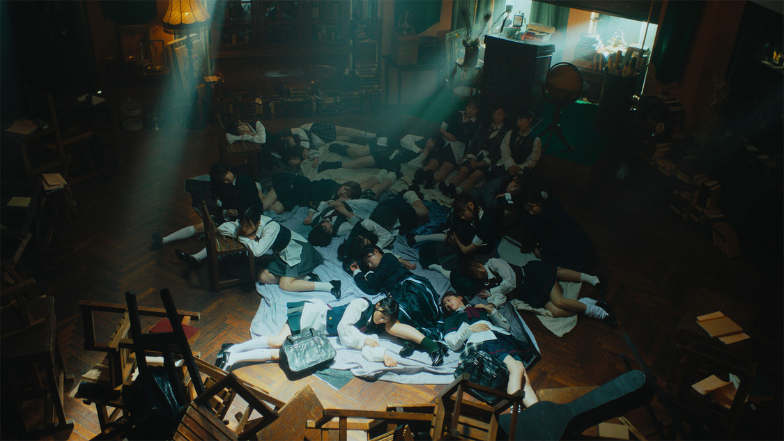 📸 画像：「恋 詰んじゃった」MV（©AKB48）｜AKB48、64th SG表題曲MV＆ジャケット写真・収録内容解禁！