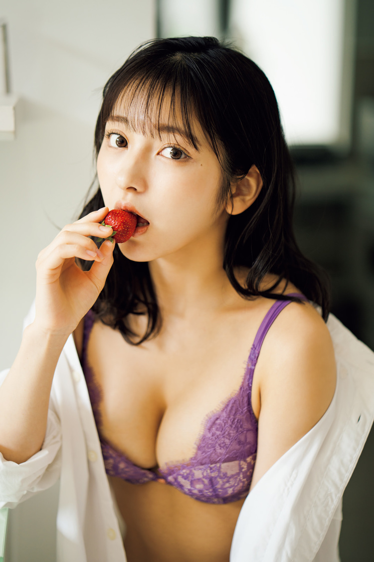 🍭 十味（#2i2）、大人びた表情とともに至福の美ボディを披露！ 『FLASH』表紙＆巻頭登場 - Pop'n'Roll(ポップンロール)