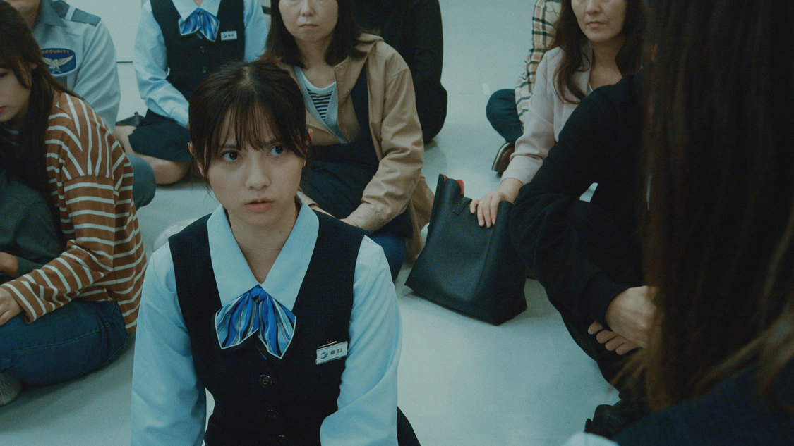 🍭 桃月なしこ、強盗団と対峙する銀行員姿で魅せる圧倒的存在感！ 佐久間宣行プロデュース新作コント番組『インシデンツ2』新場面写真公開 - Pop'n'Roll(ポップンロール)