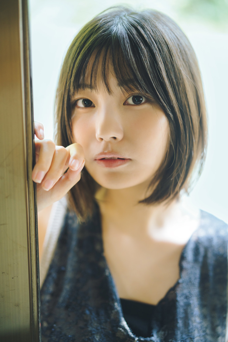 📸 画像：中西アルノ（©️光文社／週刊FLASH 撮影：カノウリョウマ）｜乃木坂46 中西アルノ、浴衣＆白ワンピースで魅せる絶対的透明感！ 『FLASH』登場