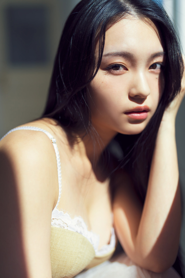 🍭 CANDY TUNE 桐原美月、艶やかに解き放つメリハリ美ボディ！ 『FLASH』登場 - Pop'n'Roll(ポップンロール)